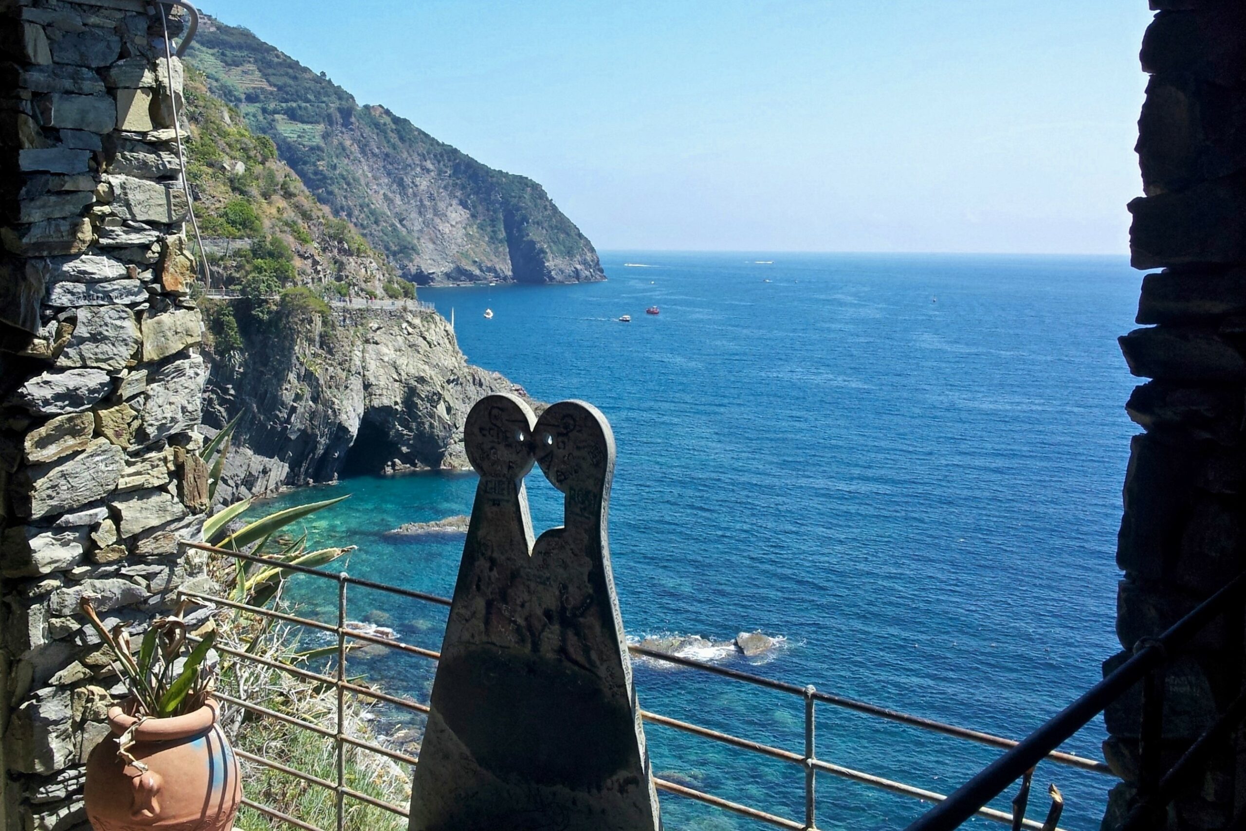 Reach the Via dell'Amore: a a romatinc path in the Cinque Terre